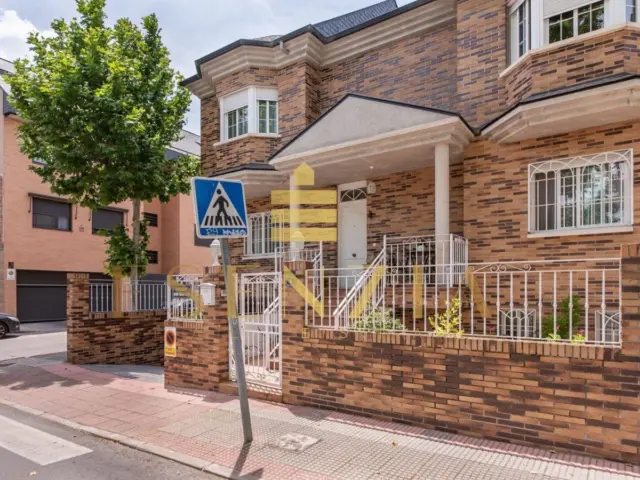 Casa adosada en venta en Calle de Mario Vargas Llosa, cerca de Calle Jacinto Benavente en ...