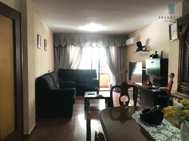 Piso en venta en Calle del Maestro Bellver en Patraix por 275,000