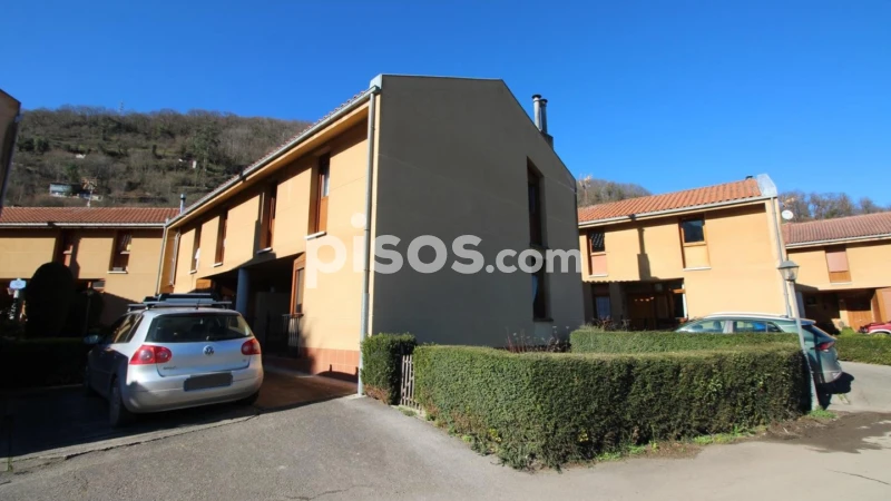 Casa adosada en venta en Calle Puenxio en Boo por 75,000