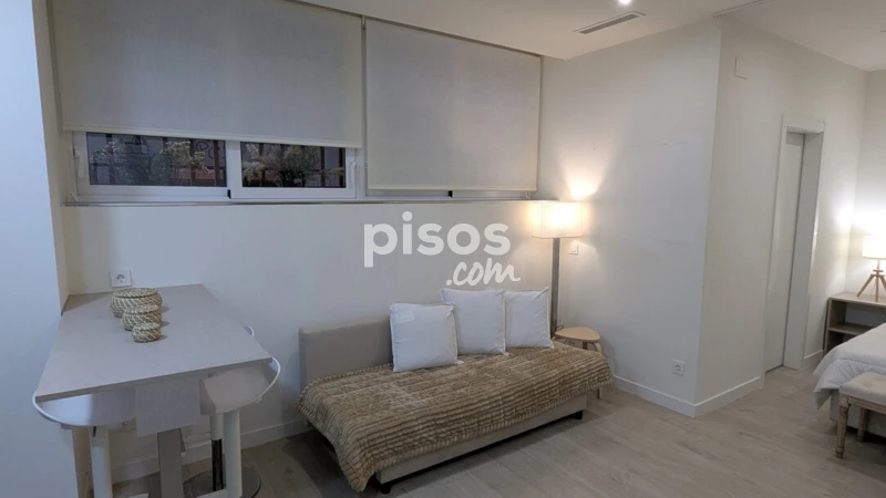 Piso en venta en Calle de la Infanta Mercedes, cerca de Calle Marqués ...