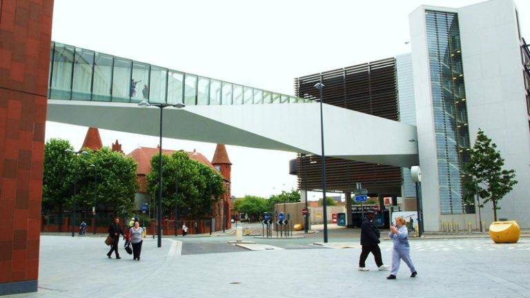 7 pasarelas geniales para conectar edificios - pisosblog - pisos.com