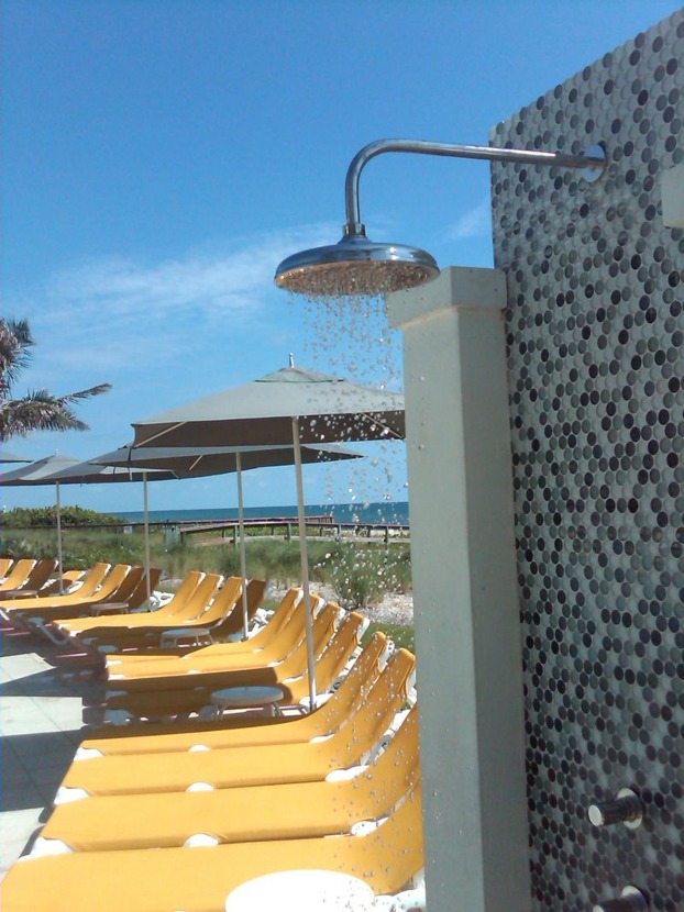 Duchas de piscina. Cómo escoger el modelo perfecto