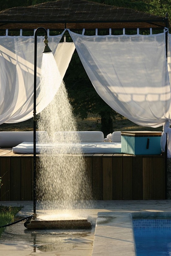 Duchas de piscina. Cómo escoger el modelo perfecto