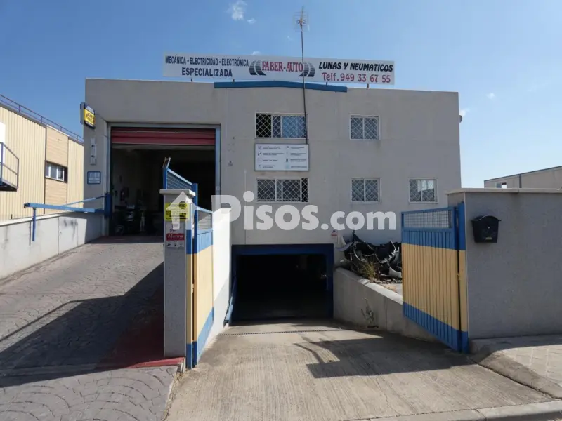 Nave industrial en venta en Calle Hierro en El Casar por 800,000