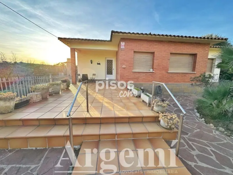 Casa en venta en La Sagrera 2 en Palau-solità i Plegamans por 550.000