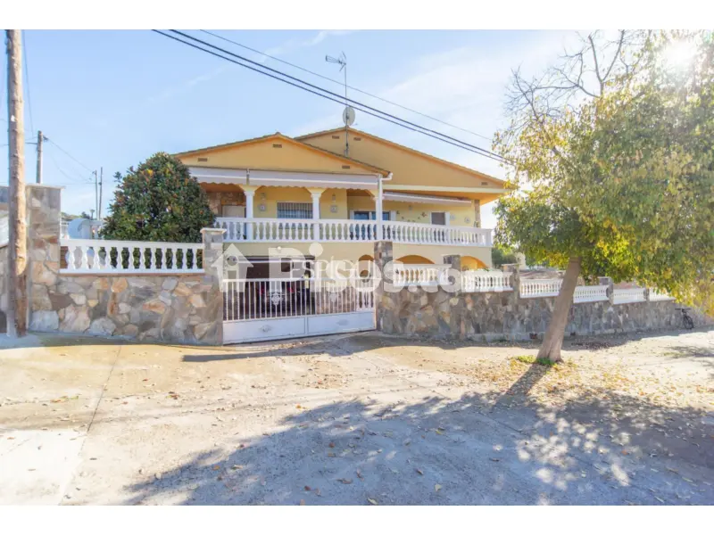 Casa en venta en Avinguda de la Selva, cerca de Carrer del Riu Ter en ...