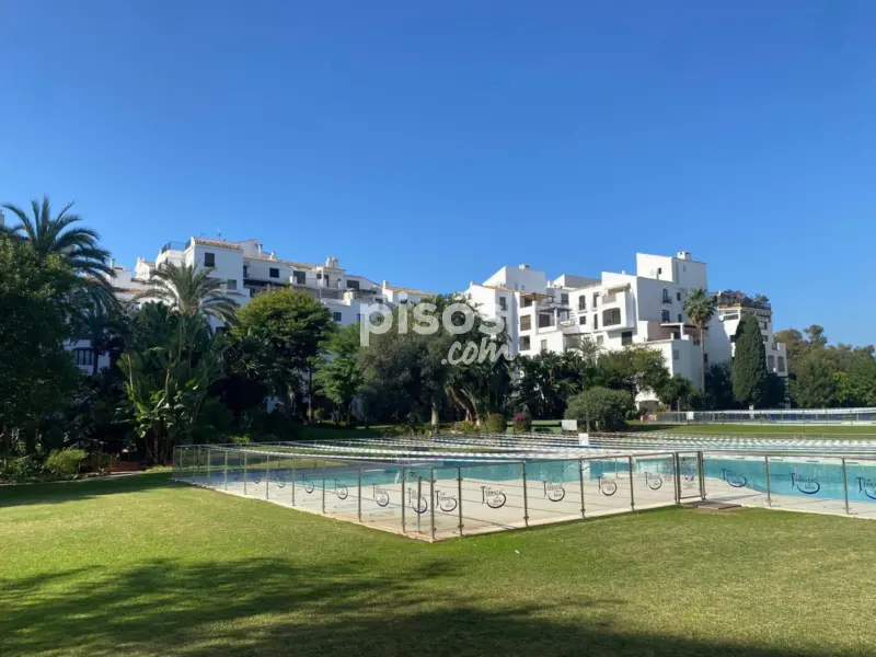 Piso en alquiler en Avenida de José Banus en Puerto Banús por 3.500 €/mes