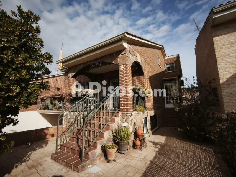 Chalet unifamiliar en venta en Calle de Azorín en Meco por 465.000