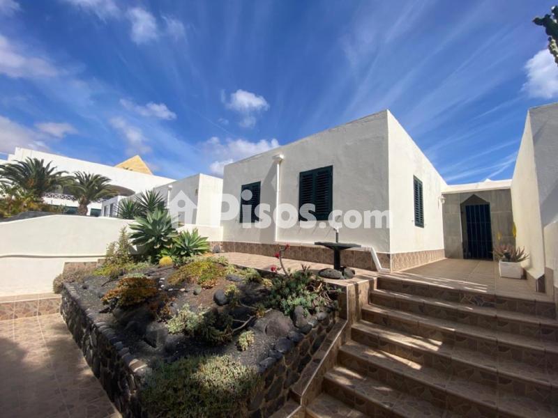 Casa en venta en Playa Roca en Costa Teguise por 375,000
